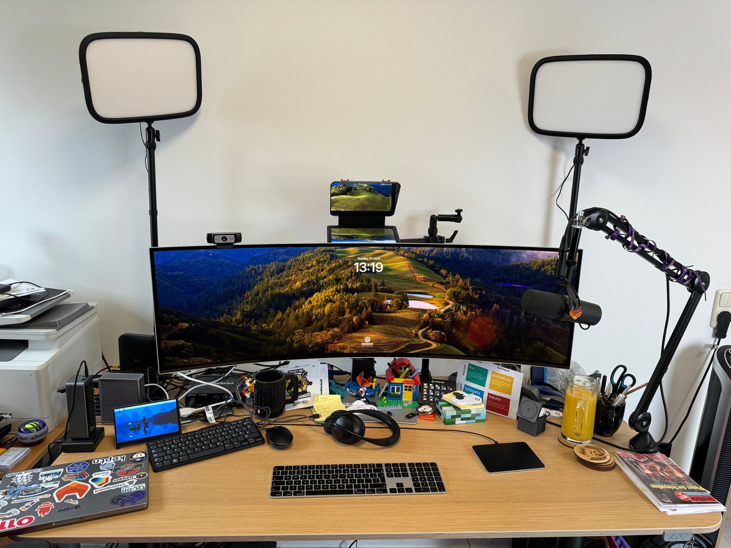 Remote workspace setup 4.0: Samsung Odyssey 49" monitor, Thunderbolt 4 ...
