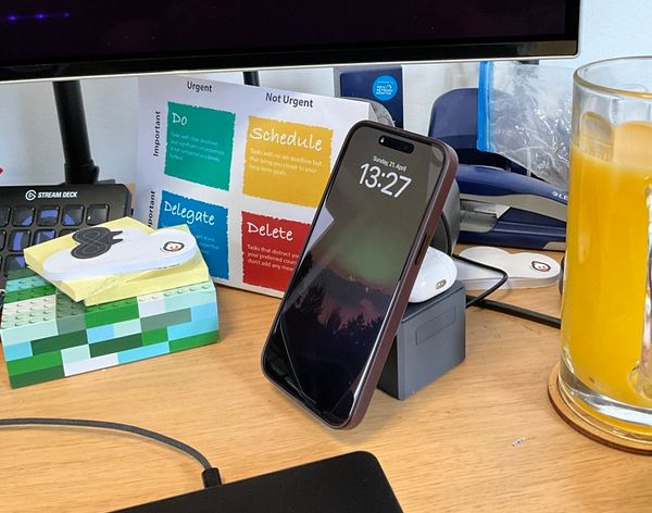 Remote workspace setup 4.0: Samsung Odyssey 49" monitor, Thunderbolt 4 dock, Elgato Prompter ...